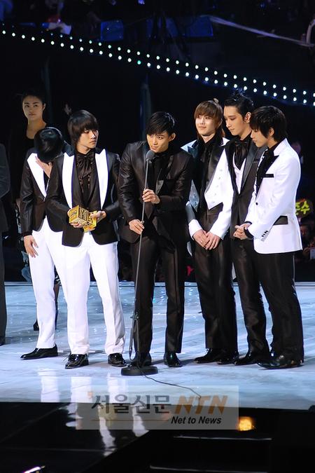 ‘1:59PM’ 인기…2PM, 모든 음악프로 1위 | 나우뉴스