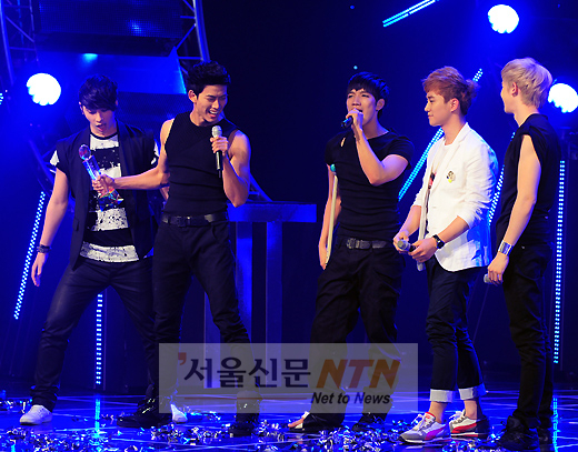 [NTN포토] 2PM 준수, ‘부상딛고 앵콜 무대 최선 다해’ | 나우뉴스